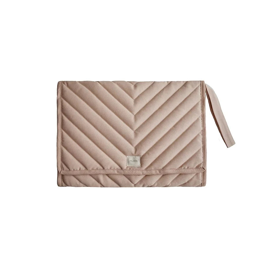 Wickelunterlage von Mushie: Leicht, Gesteppt & Praktisch – Little Baby ...